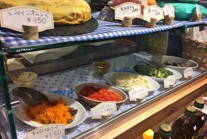 自家製スパークリングワインが “ネオな”角打ち「東京屋」